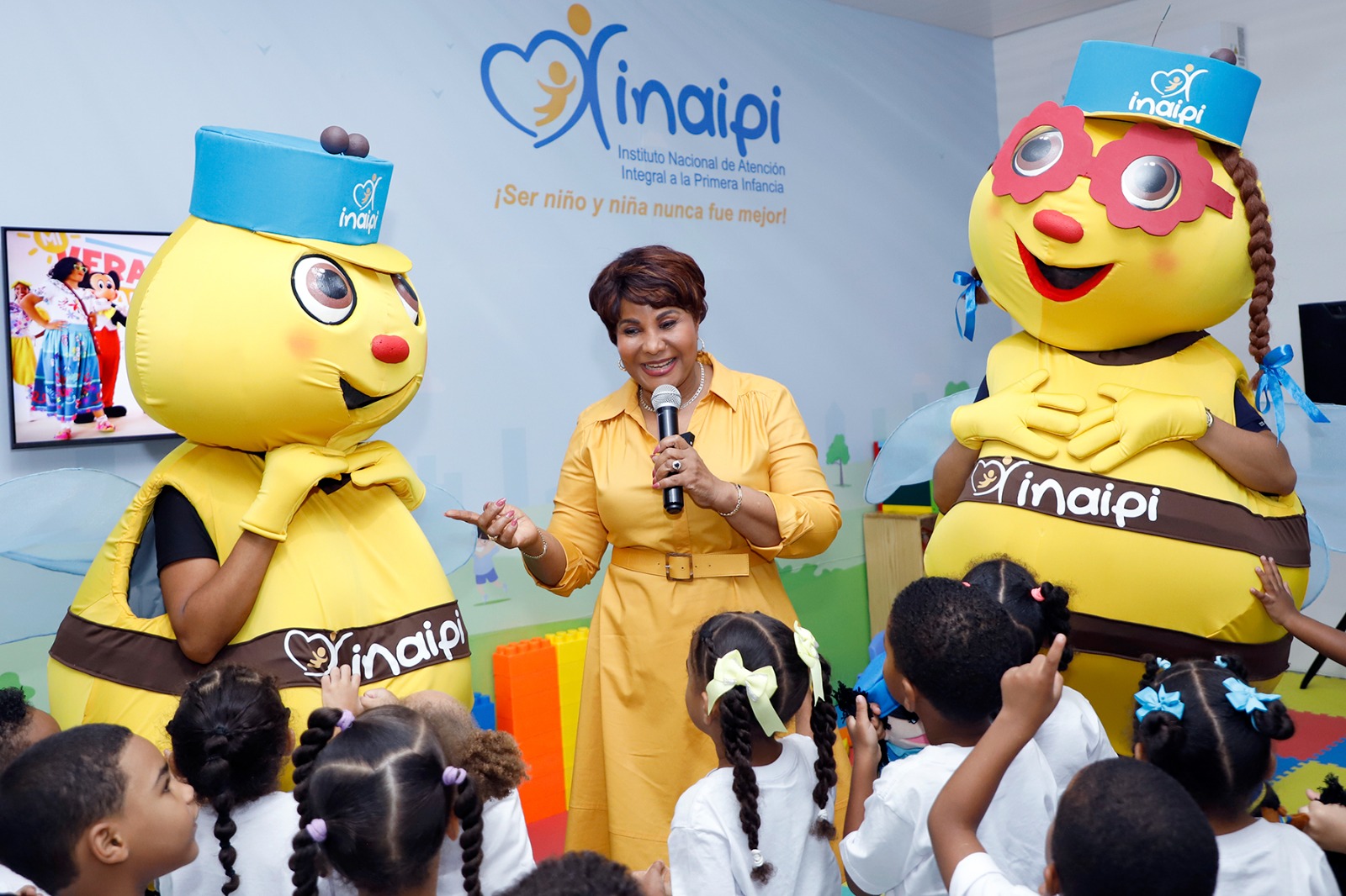 INAIPI reabre su stand en la Feria Internacional del Libro con la abeja ...